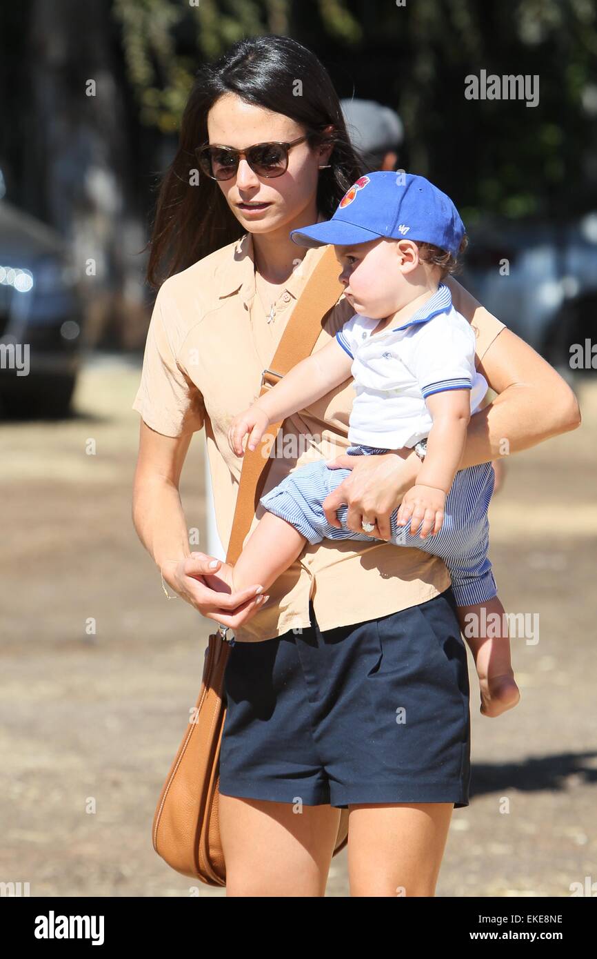 Jordana Brewster nimmt ihren Sohn, Julian, Mr Bones Pumpkin Patch ...