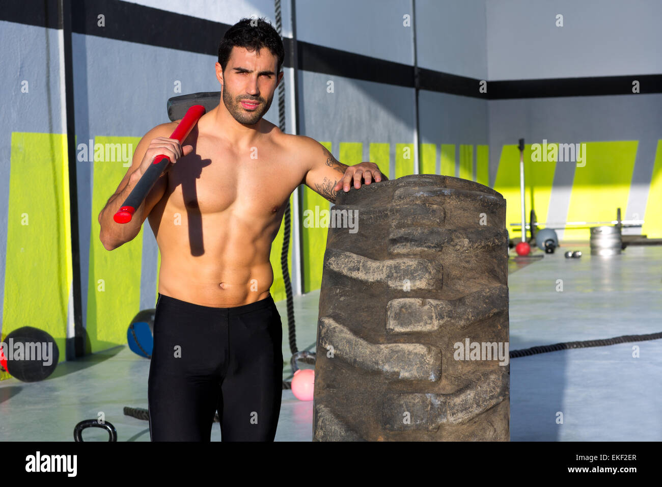 Crossfit sledge hammer workout -Fotos und -Bildmaterial in hoher ...