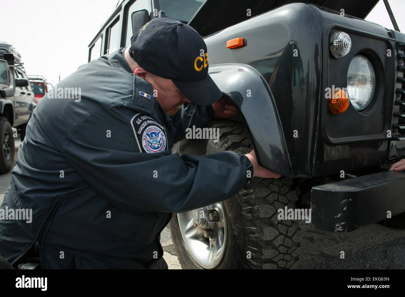 Zoll- und Border Protection Officers inspizieren einen Land Rover ...