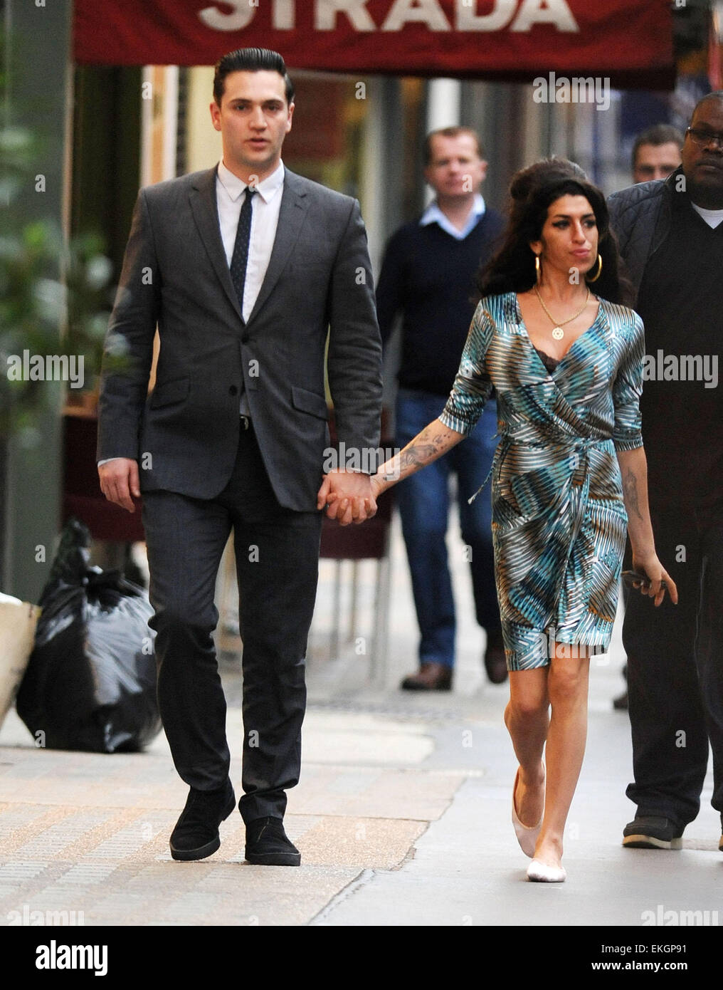 Amy Winehouse Wearing Wedding Ring Stockfotos und -bilder Kaufen - Alamy