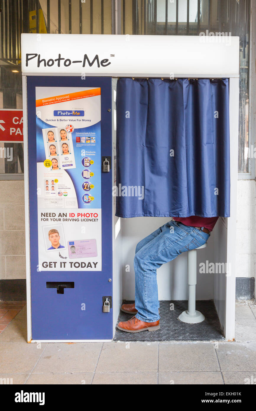 Mann Sitzt Im Photo me Kiosk UK Stockfotografie Alamy mann-sitzt-im-photo-me-kiosk-uk-stockfotografie-alamy