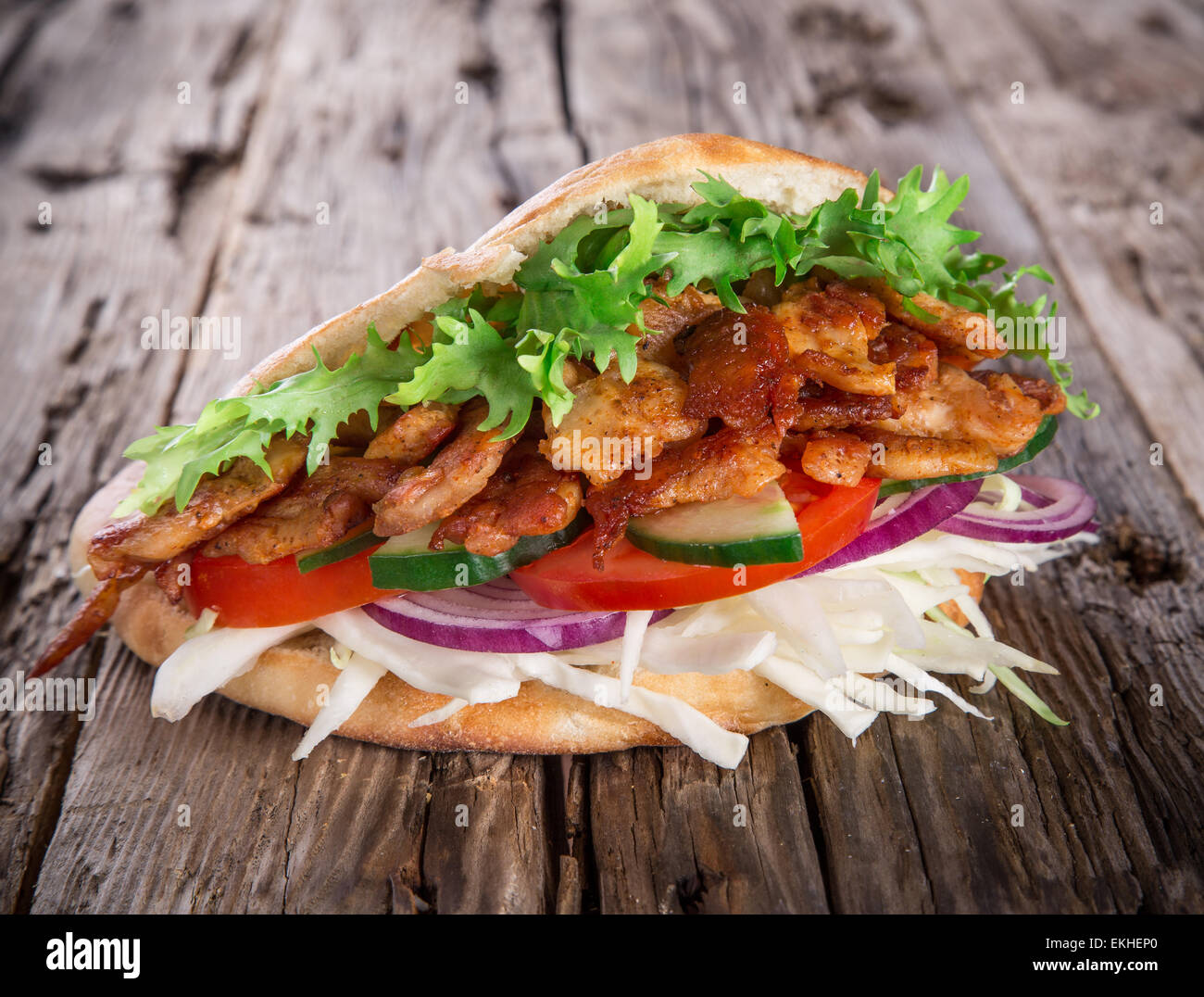 Döner Kebab - Fleisch vom Grill, Brot und Gemüse Stockfotografie - Alamy
