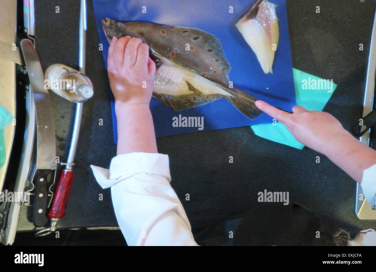 Koch, die zeigen, wie man Fisch filetieren und entfernen die Knochen ...