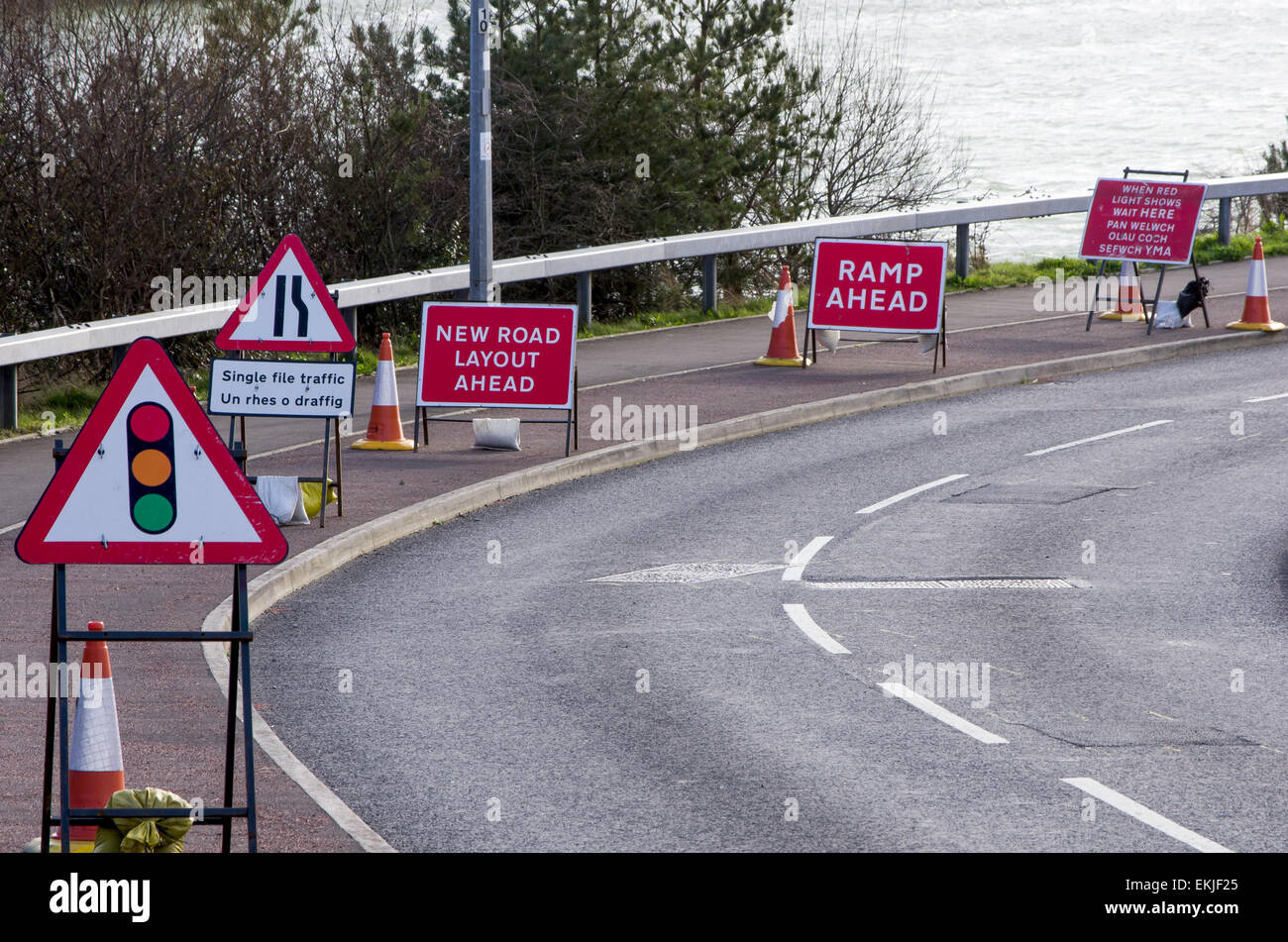 Too many road signs -Fotos und -Bildmaterial in hoher Auflösung – Alamy