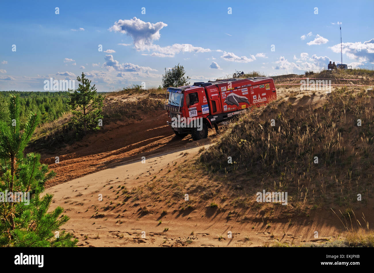 Rennen auf einer Rallye-Raid auf sandigen Dünen. Rallye-Raid Baha ...