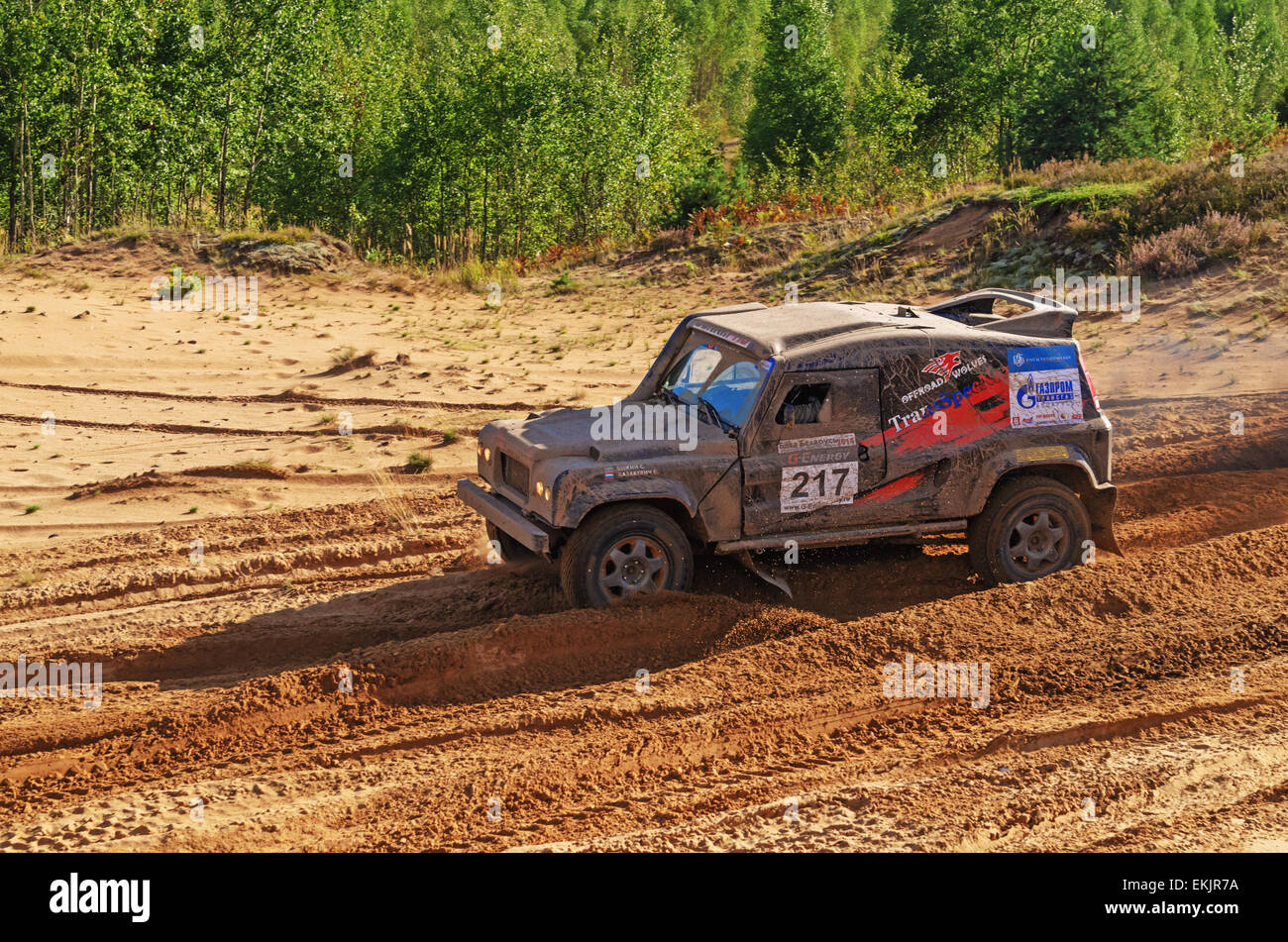 Rennen auf einer Rallye-Raid auf sandigen Dünen. Rallye-Raid Baha ...