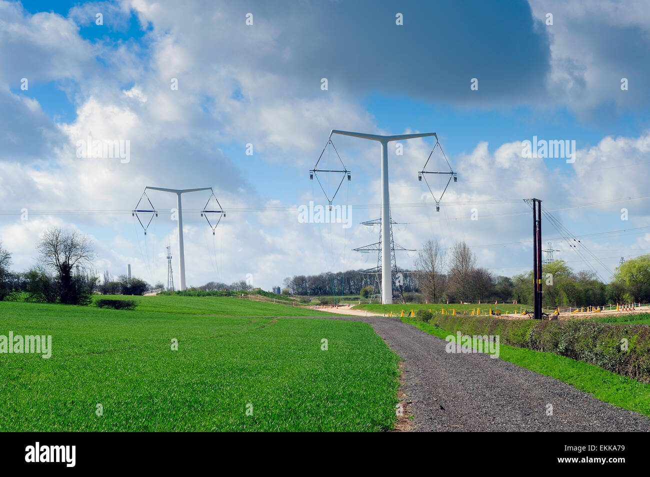 : Eakring Norden Nottinghamshire, UK 11. April 2015.New Form T-Pylonen ...