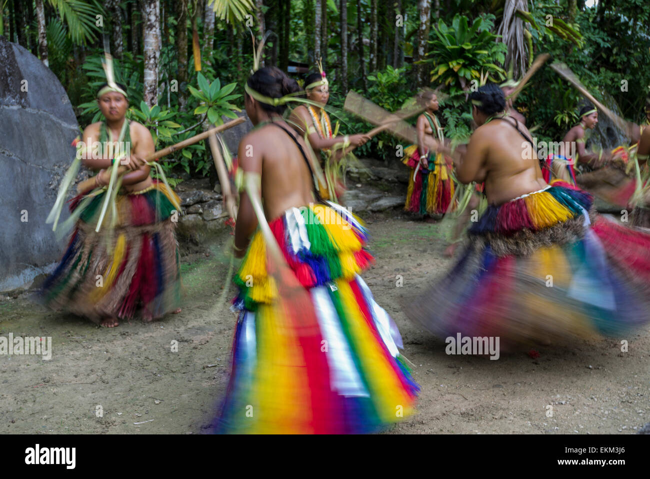 Traditional dance yap dance -Fotos und -Bildmaterial in hoher Auflösung ...