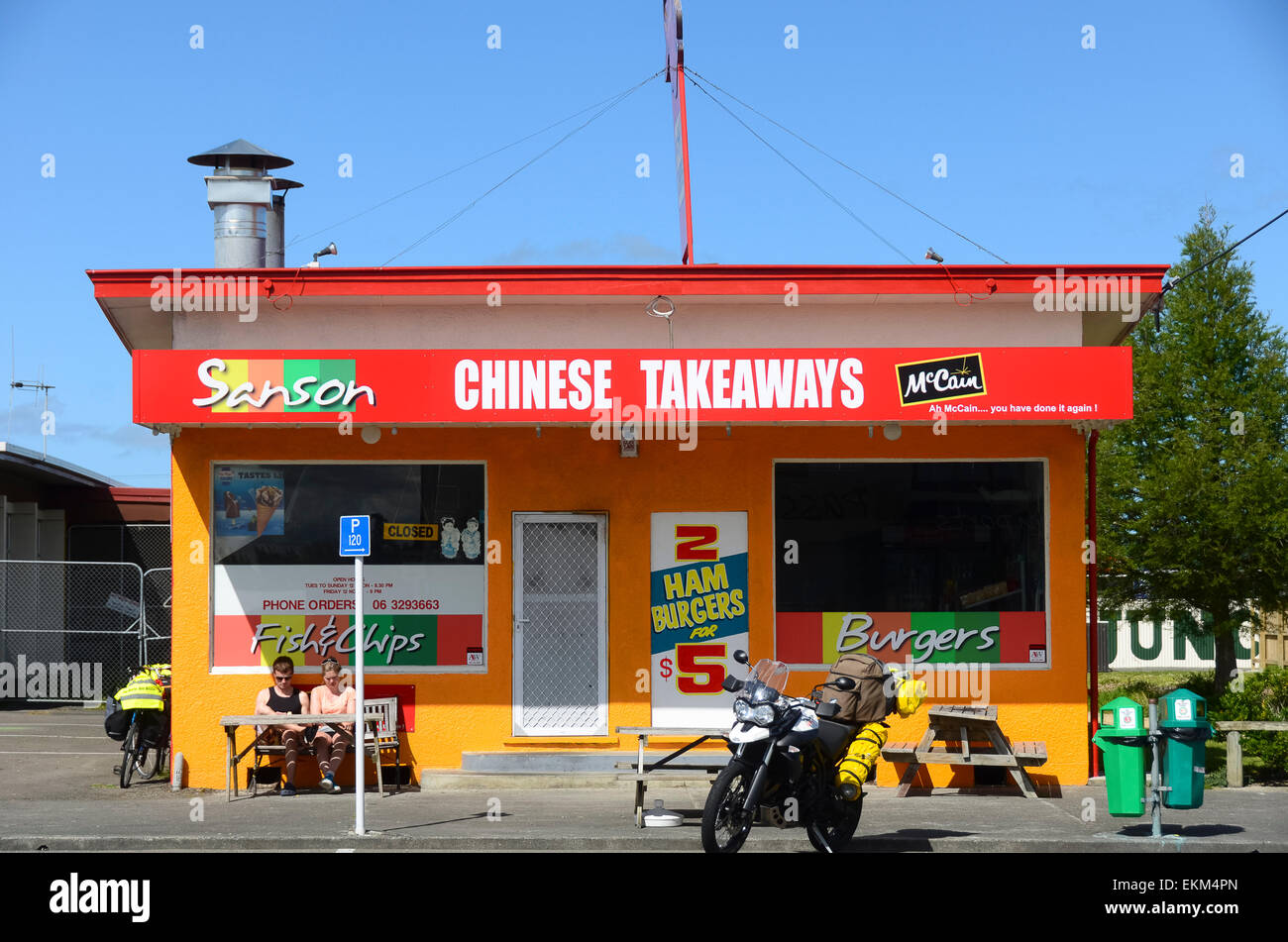 Motorrad außerhalb der roten und gelben Chinese Takeaway und Fish ...