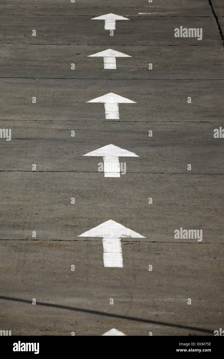 Pfeile weisen den weg -Fotos und -Bildmaterial in hoher Auflösung – Alamy