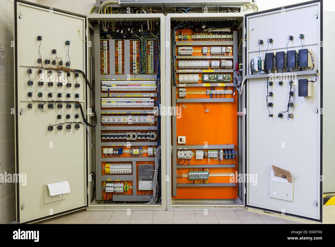 Strom-Verteilerkasten mit Drähten, Leistungsschalter und ...