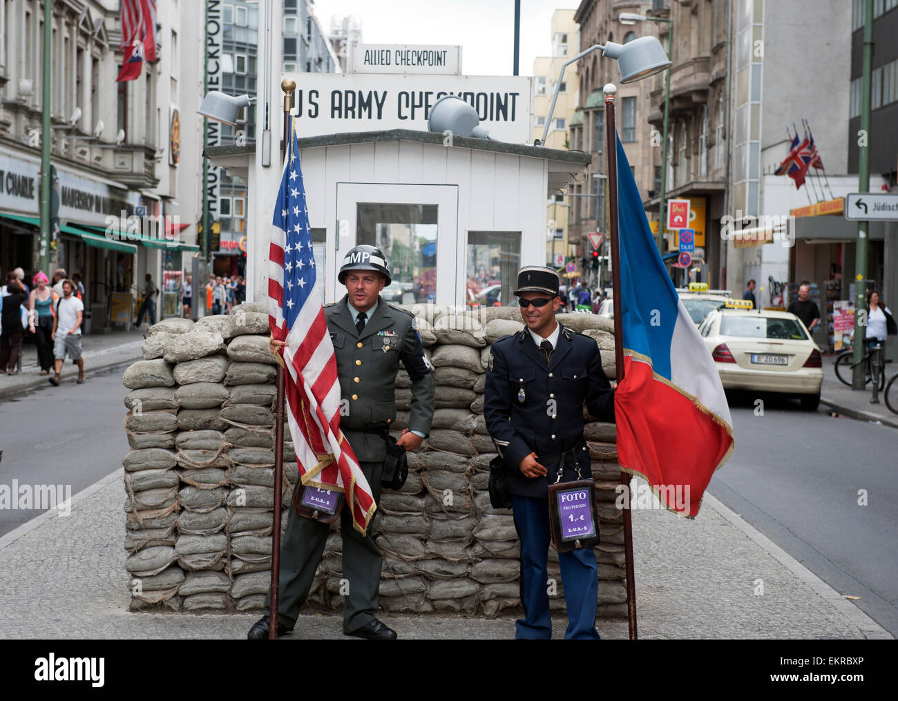 Checkpoint charlie berlin historisch -Fotos und -Bildmaterial in hoher ...