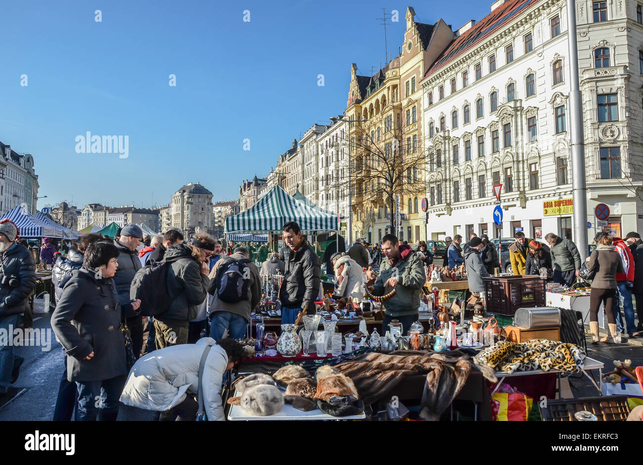 Wiener Naschmarkt Linke Wienzeile Flohmarkt Antikmarkt mit vielen ...
