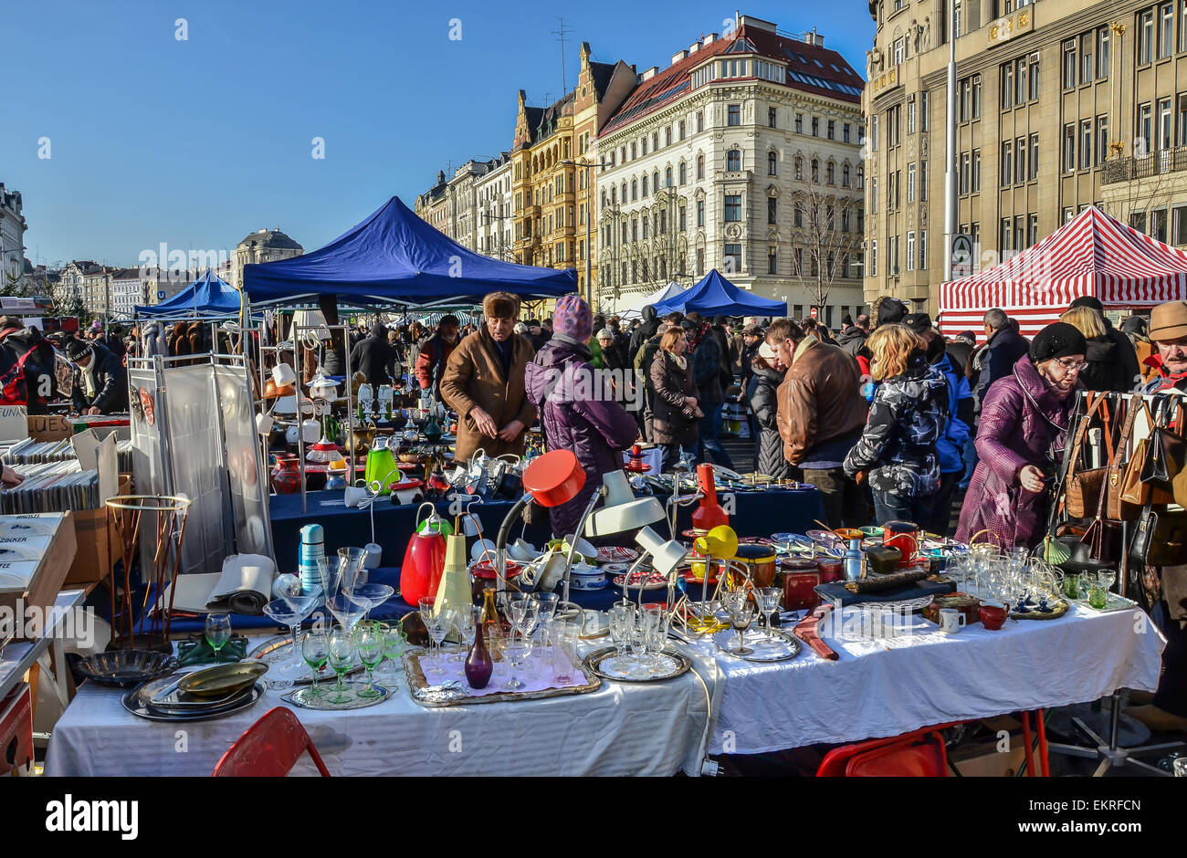 Wiener Naschmarkt Linke Wienzeile Flohmarkt Antikmarkt mit vielen ...