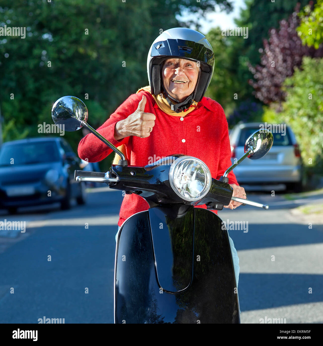 Lady on a scooter -Fotos und -Bildmaterial in hoher Auflösung – Alamy