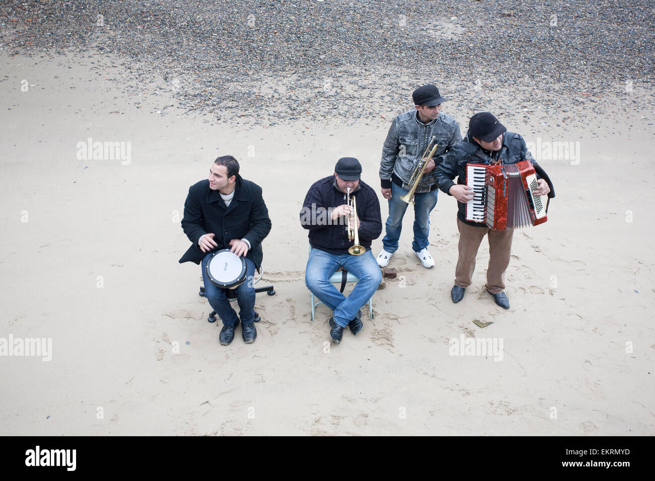 Entertainment band -Fotos und -Bildmaterial in hoher Auflösung – Alamy
