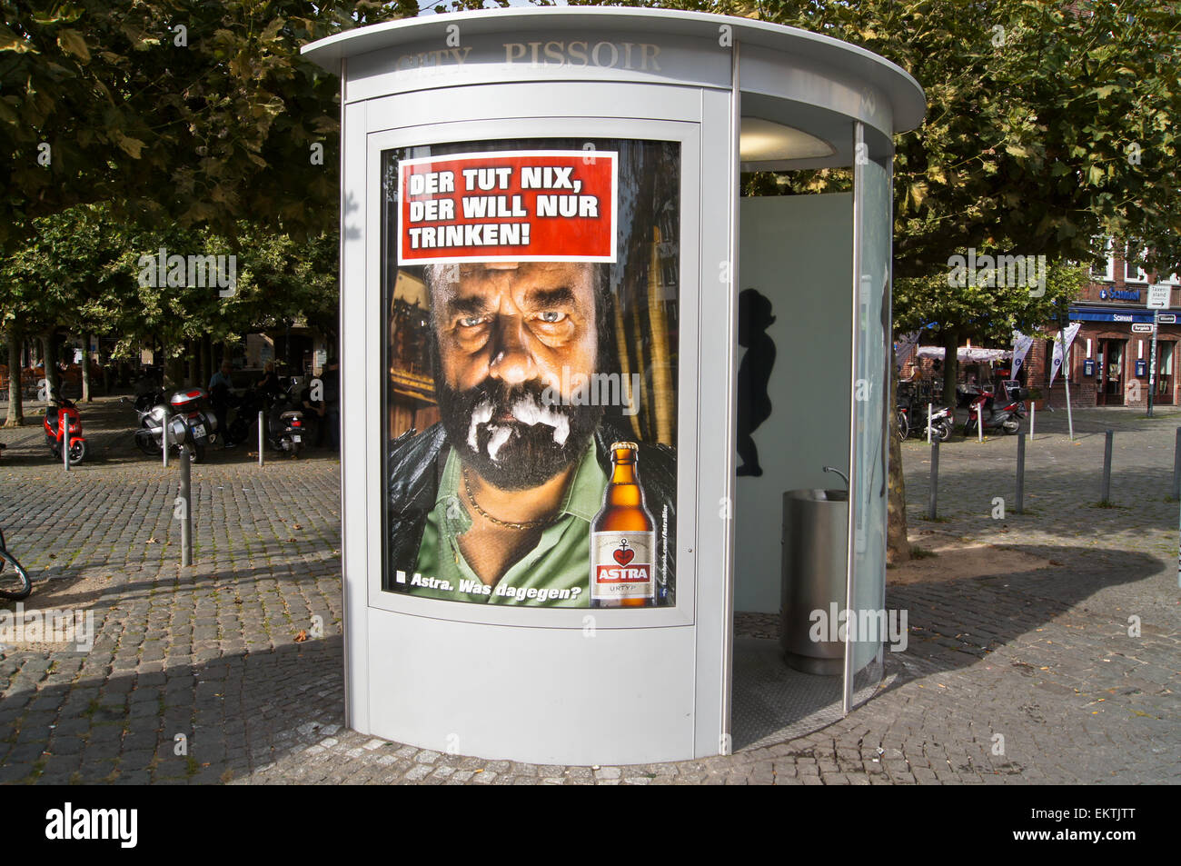 Bier-Werbung für Astra Bier auf die Stadt Pissoir, Herren Urinal ...
