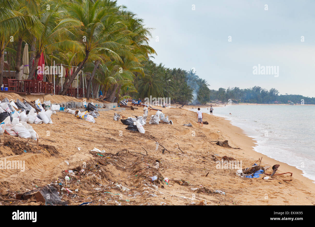 KOH SAMUI, THAILAND - APRIL 1: Hochwasser und Sturm Schutt am Meanam ...
