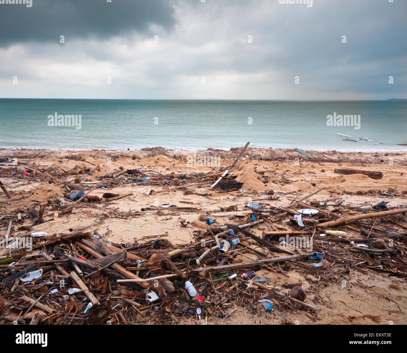 KOH SAMUI, THAILAND - APRIL 1: Hochwasser und Sturm Schutt am Meanam ...
