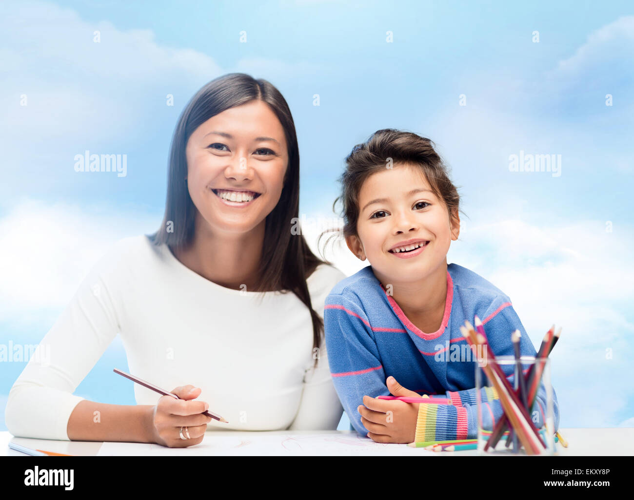 Mutter und Tochter zeichnen Stockfotografie - Alamy