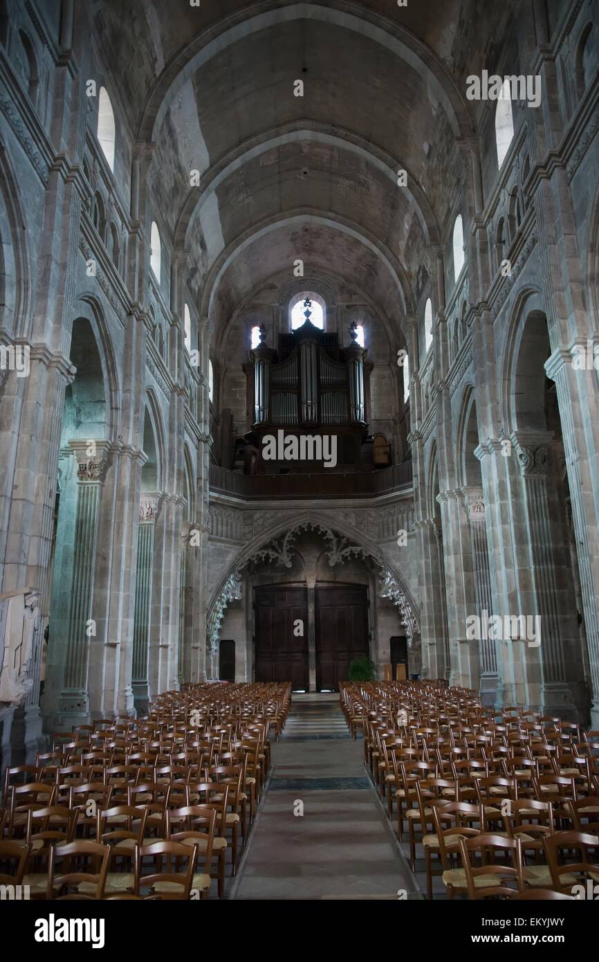 Kirchenschiff mit romanischen Kapitellen In der Kathedrale von St ...
