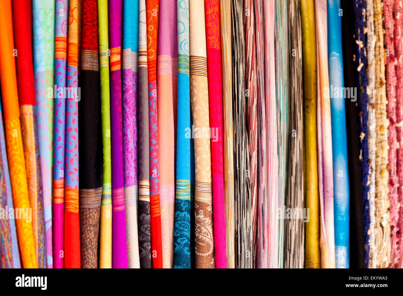 Lila seidensaree -Fotos und -Bildmaterial in hoher Auflösung – Alamy