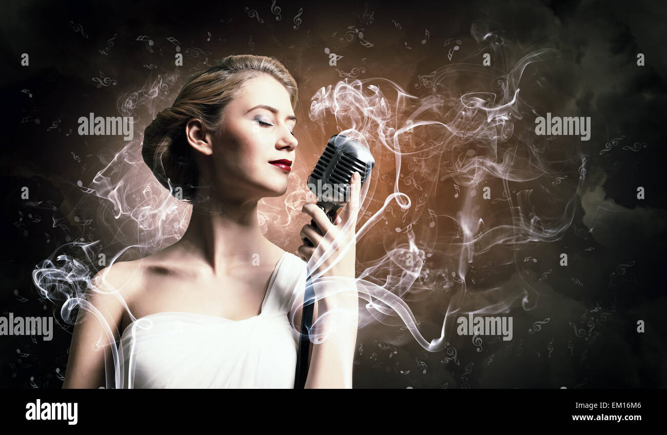 Female blonde singer -Fotos und -Bildmaterial in hoher Auflösung – Alamy