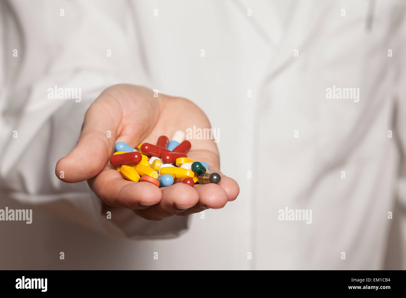 Tabletten in der hand -Fotos und -Bildmaterial in hoher Auflösung – Alamy