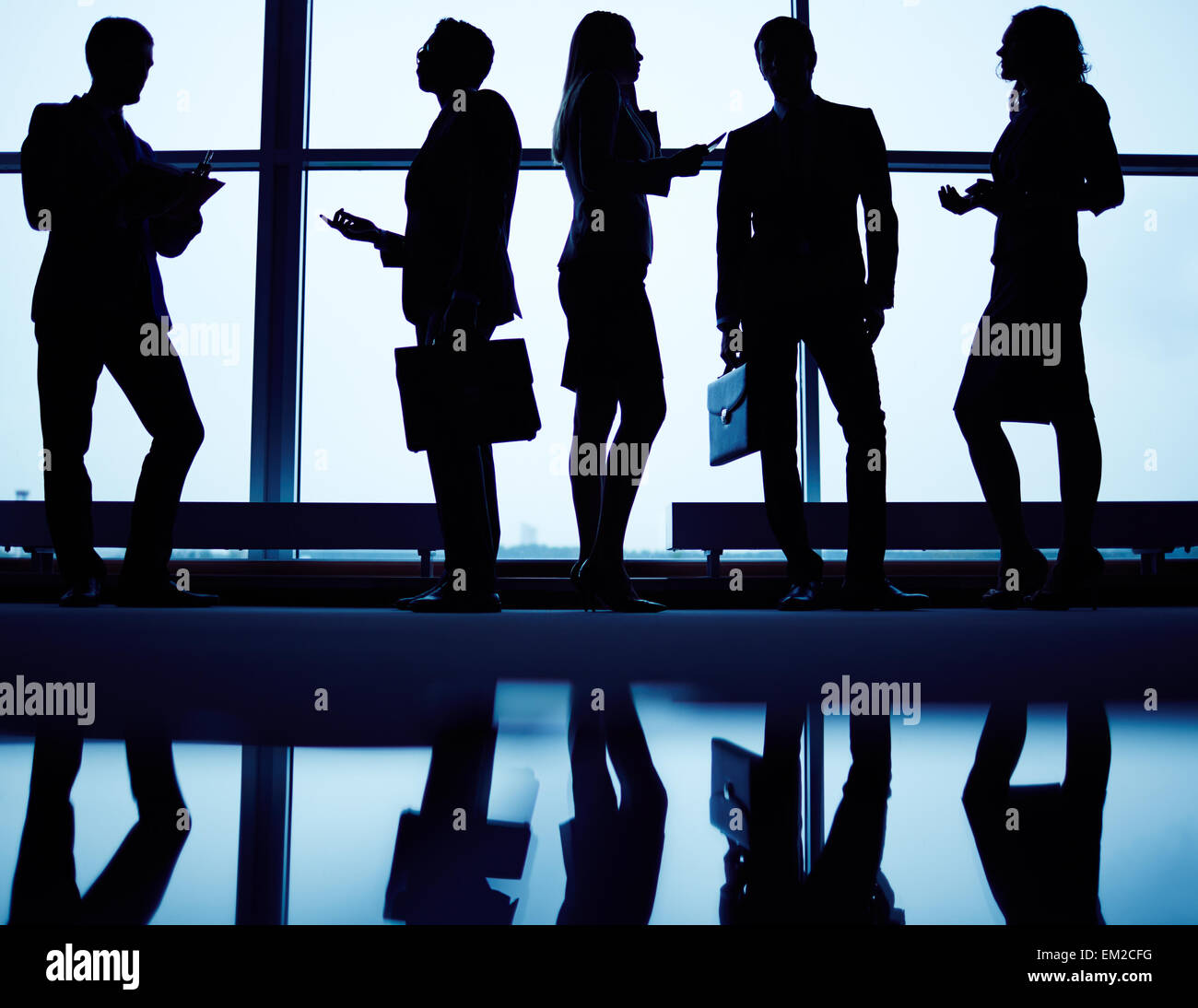 Umrisse von Geschäftsleuten, die Interaktion zu treffen Stockfotografie ...