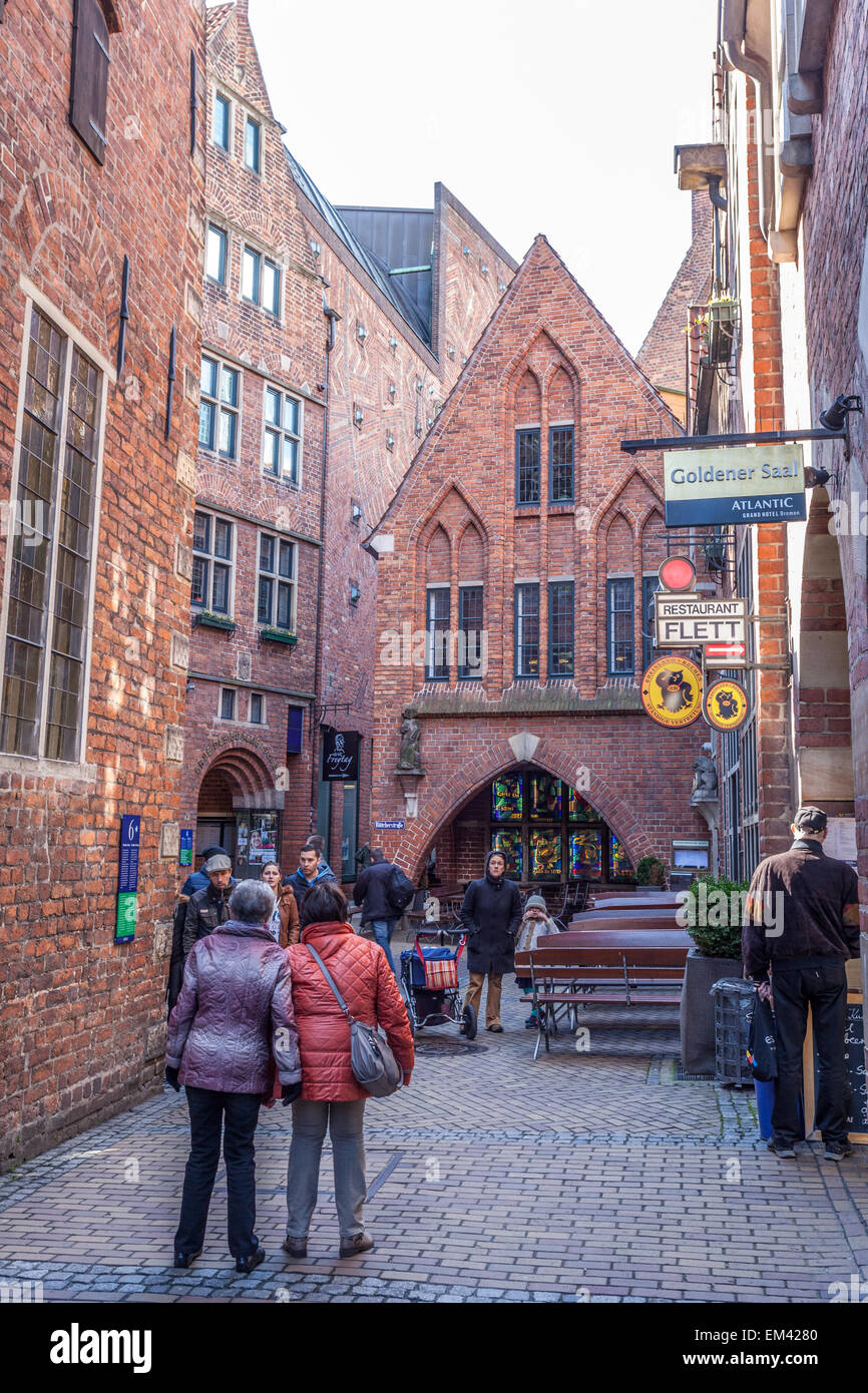 Touristen in der historischen Böttcherstraße in der Altstadt in Bremen ...