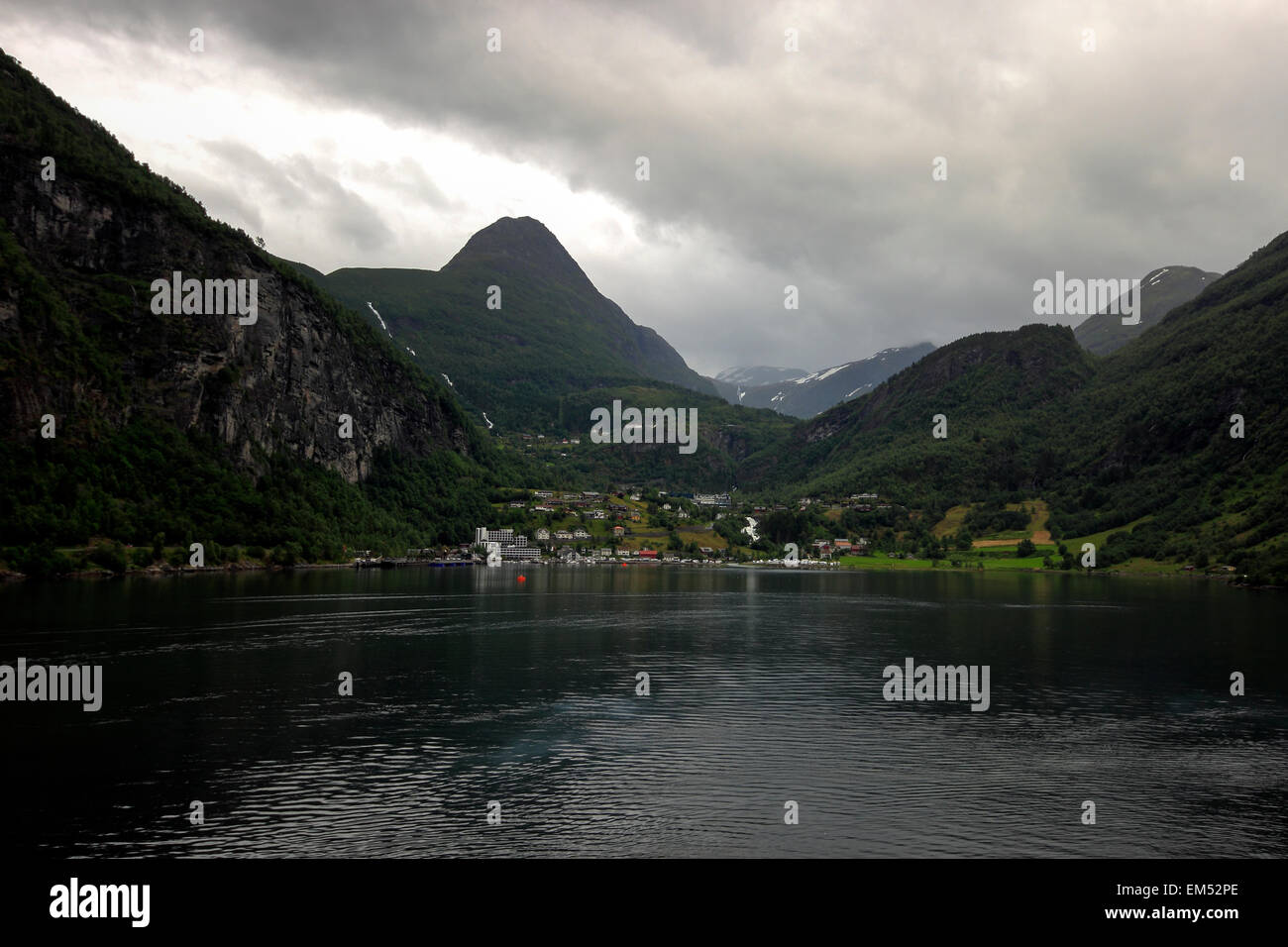 Fjord flydalsjuvet geiranger mountain -Fotos und -Bildmaterial in hoher ...