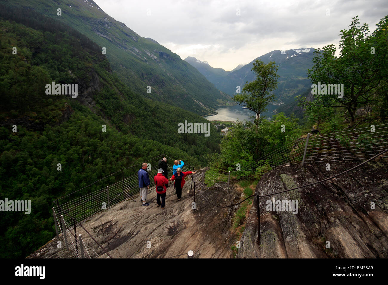 Blick auf die Flydal-Schlucht, Geiranger, mit einem Kreuzfahrtschiff ...
