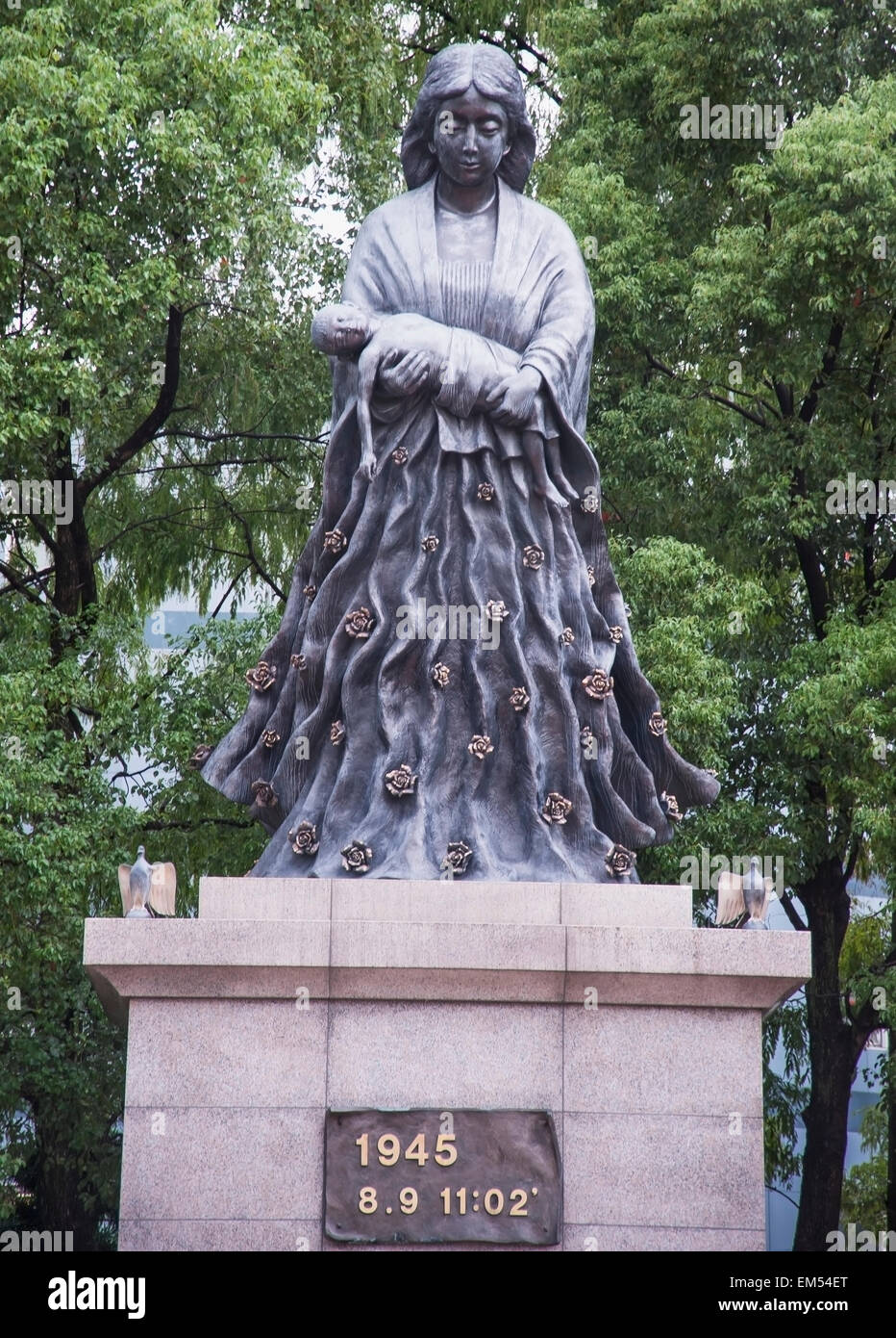Japan, Nagasaki, Statue von Mutter und Säugling in Nagasaki ...