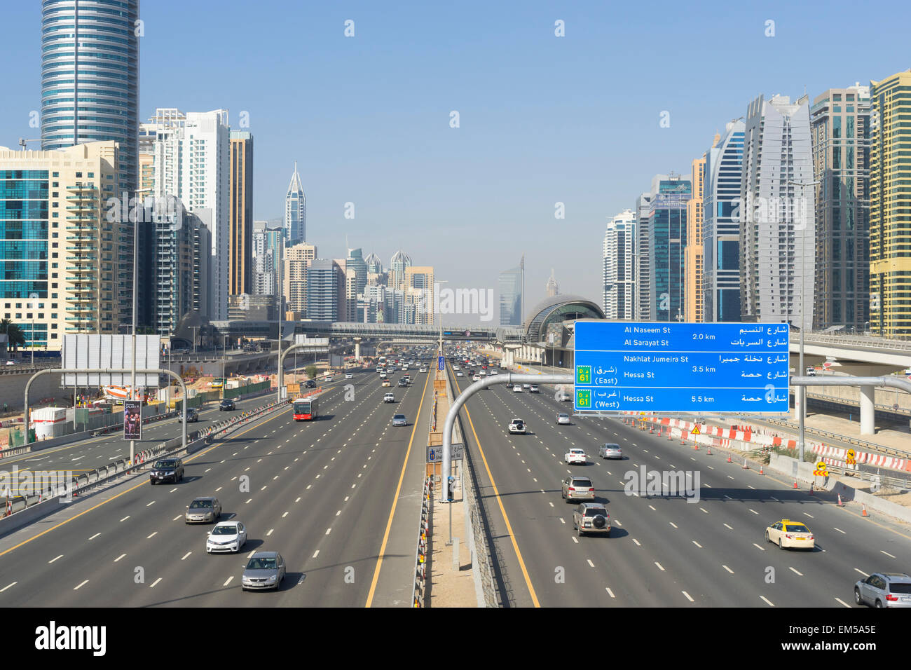 Skyline und Sheikh Zayed Road in Dubai, Vereinigte Arabische Emirate ...