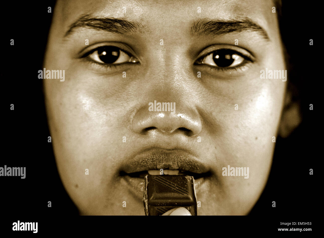 Mädchen isst Schokolade, Hamburg, Deutschland. Inkl. Model-Release ...