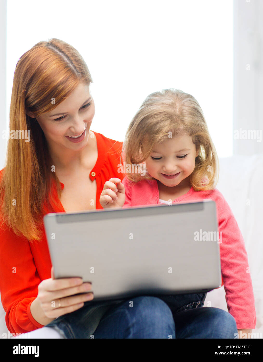 Mutter und tochter mit laptop -Fotos und -Bildmaterial in hoher ...