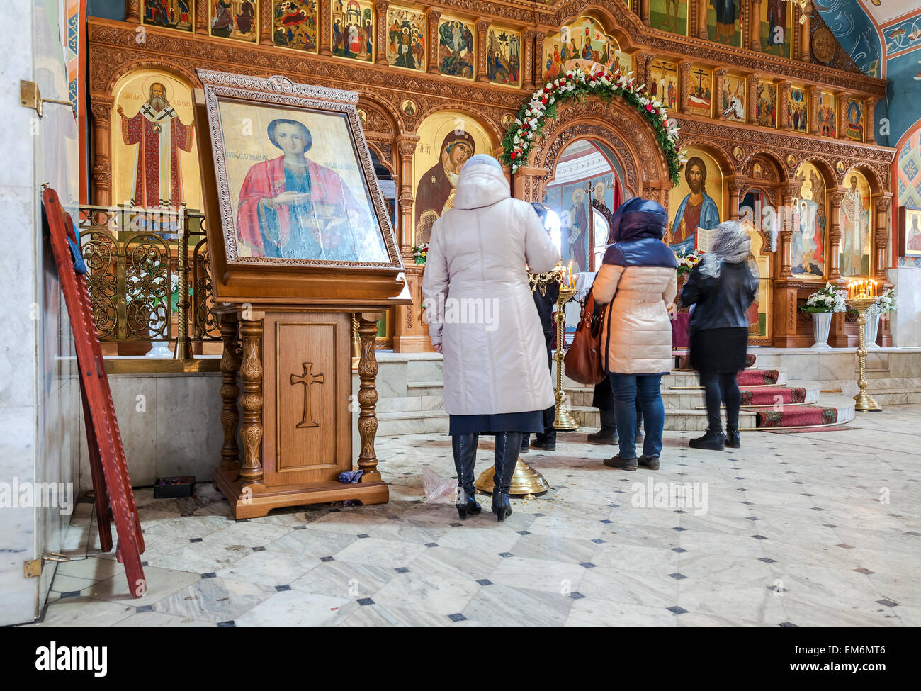 Orthodoxe Christen in der Kirche der Auferstehung in das Kloster der Heiligen Auferstehung ...