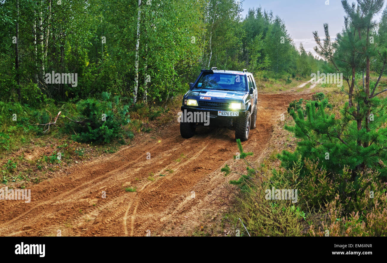 Rennen auf einer Rallye-Raid in Abend-Wald. Rallye-Raid Baha "Belarus ...