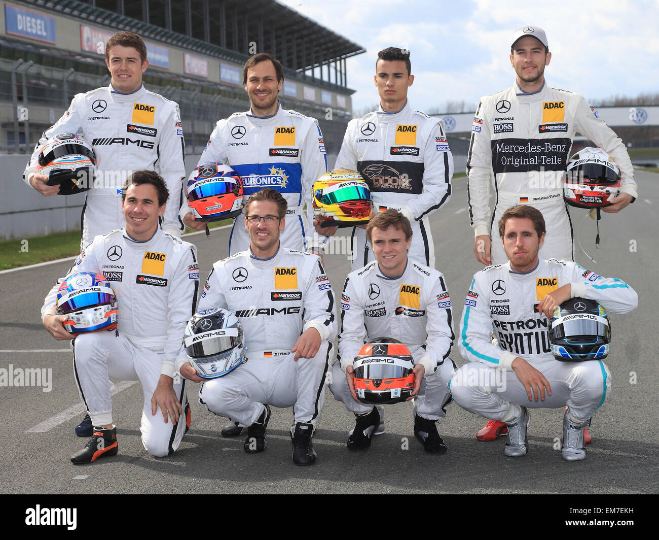 Das Mercedes-Team mit britischen Rennfahrer Paul Di Resta (stehend ...
