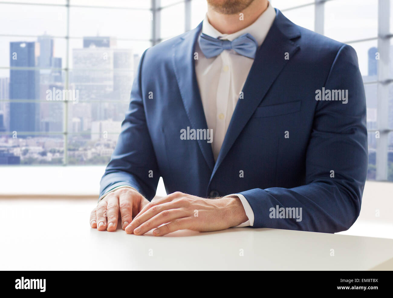 Anzug und fliege -Fotos und -Bildmaterial in hoher Auflösung – Alamy