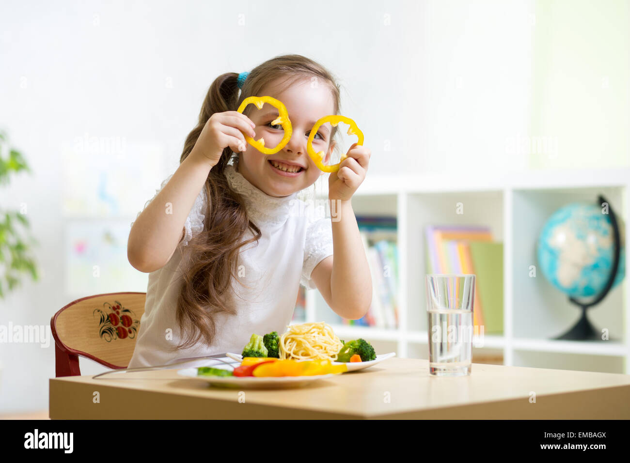 Kind spaghetti essen glücklich -Fotos und -Bildmaterial in hoher ...