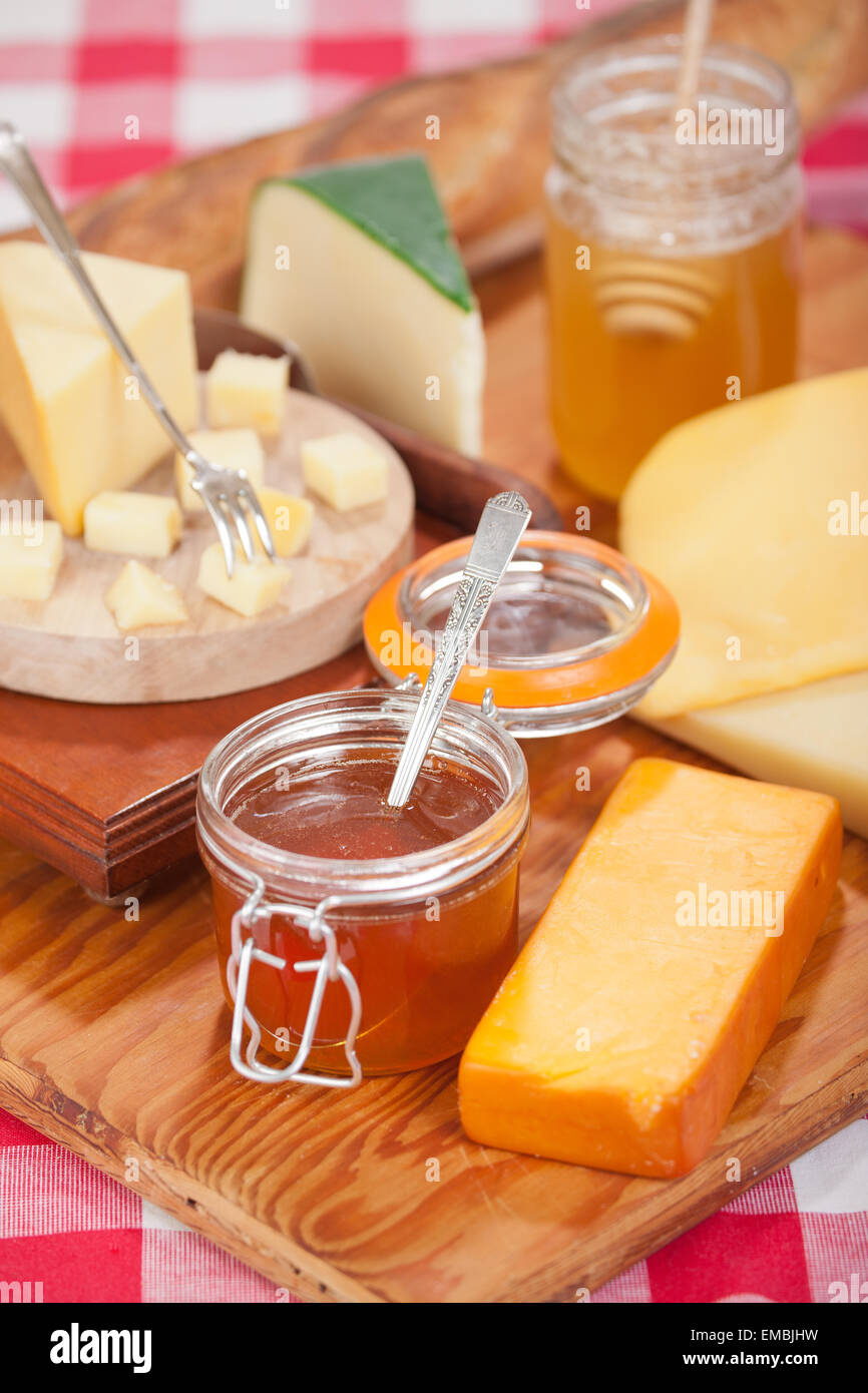 Zwei Arten von handwerklichen Honig, in der Front, gemischte Wildblumen ...