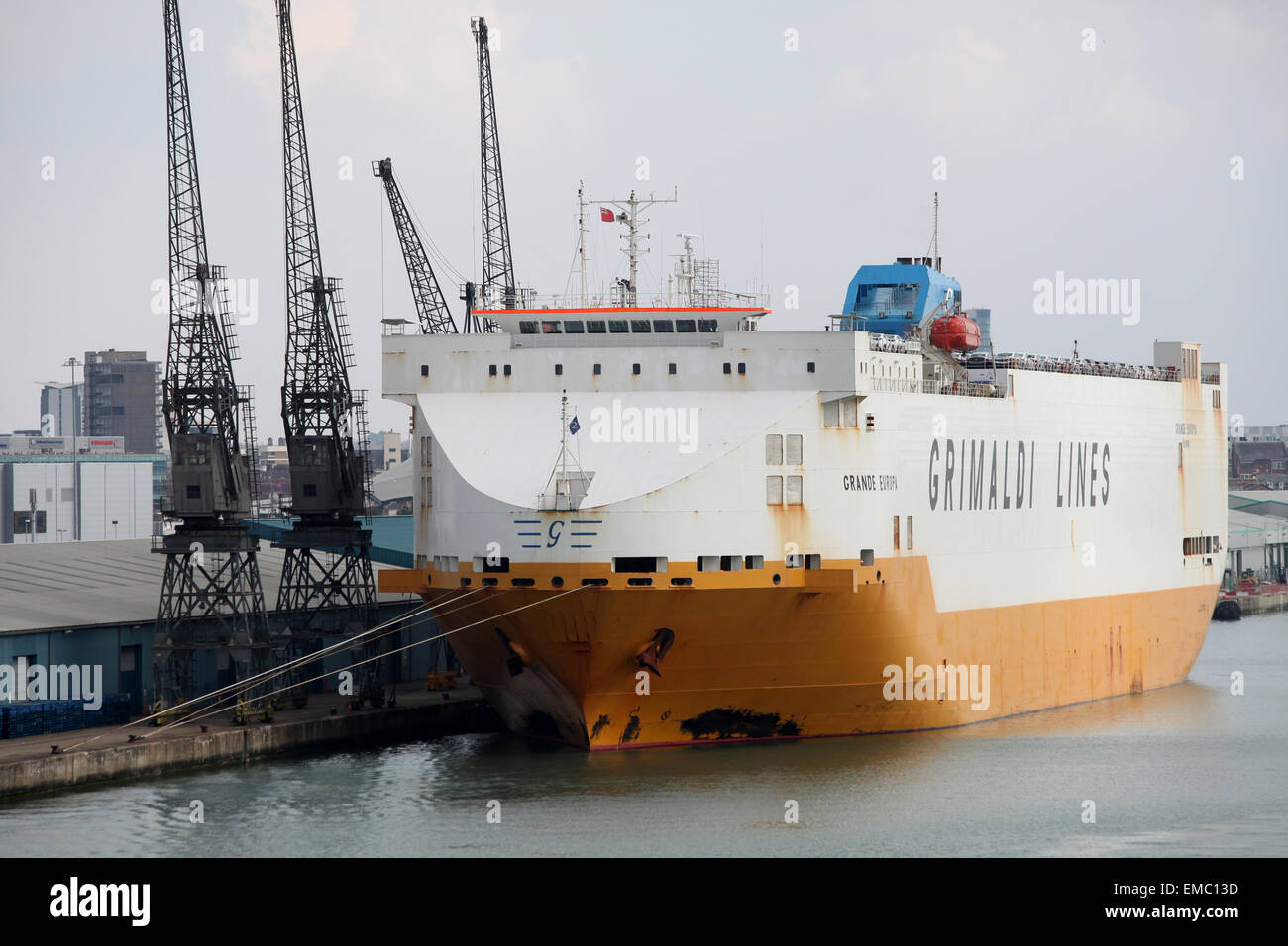 Grande Europa Grimaldi Lines Autotransporter Southampton Docks Stockfotografie - Alamy