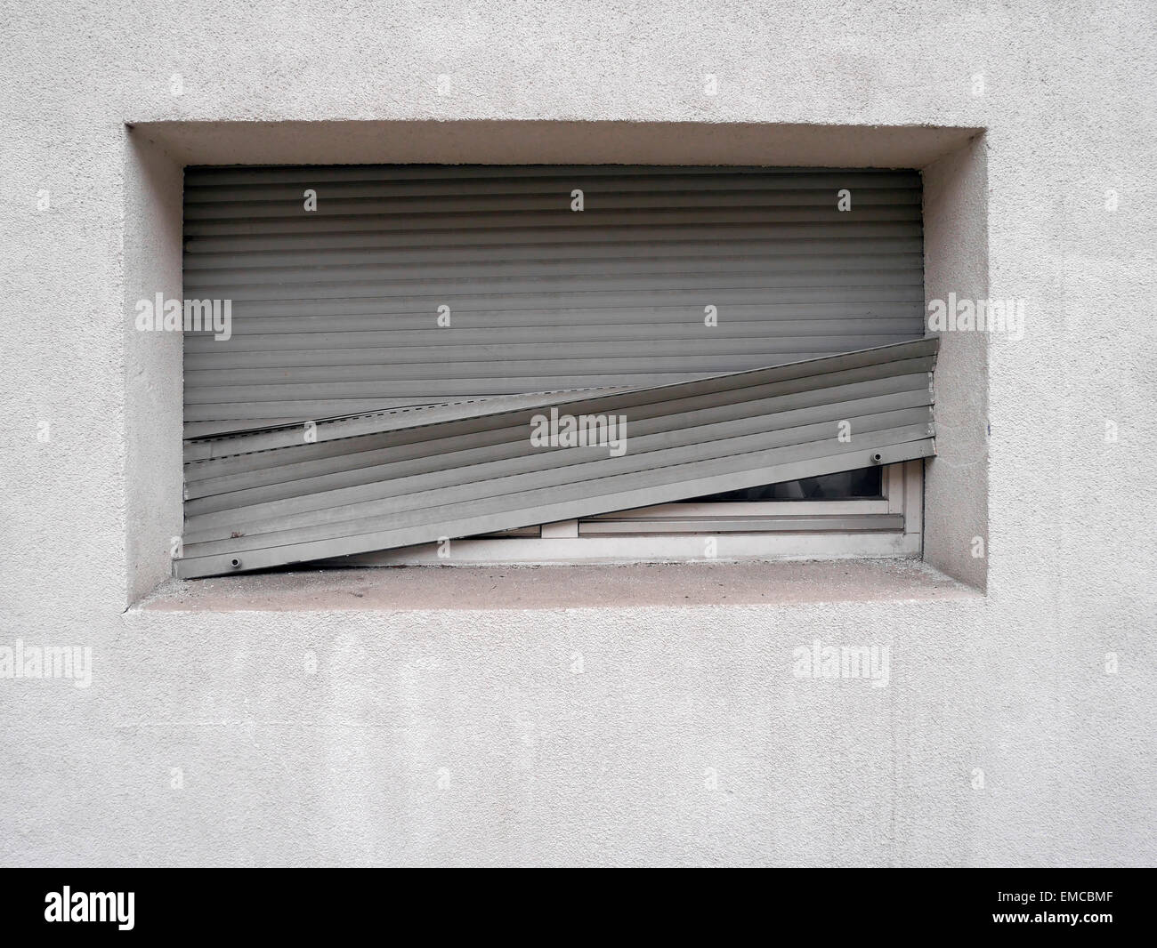 Rolltor kaputt -Fotos und -Bildmaterial in hoher Auflösung – Alamy