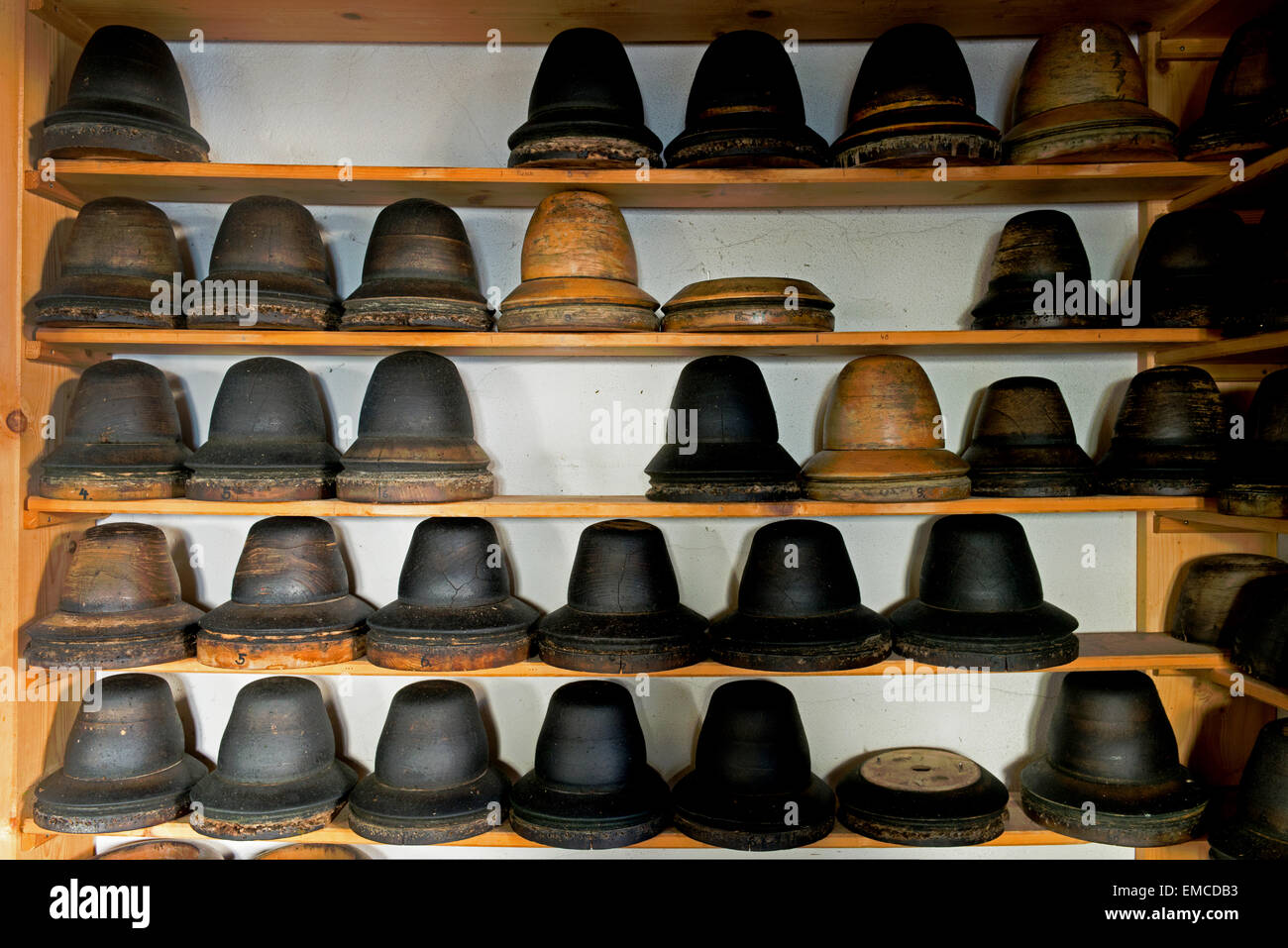 HUTFORMEN in der Werkstatt der Hutmacherei Leithner in Bad Aussee ...