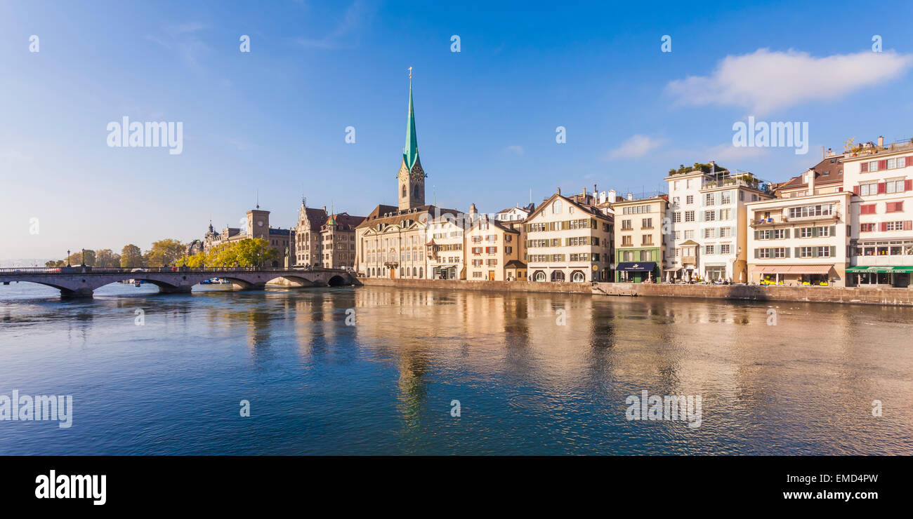 Schweiz, Zürich, Altstadt, Fluss Limmat, Münster-Brücke und Fraumünster ...