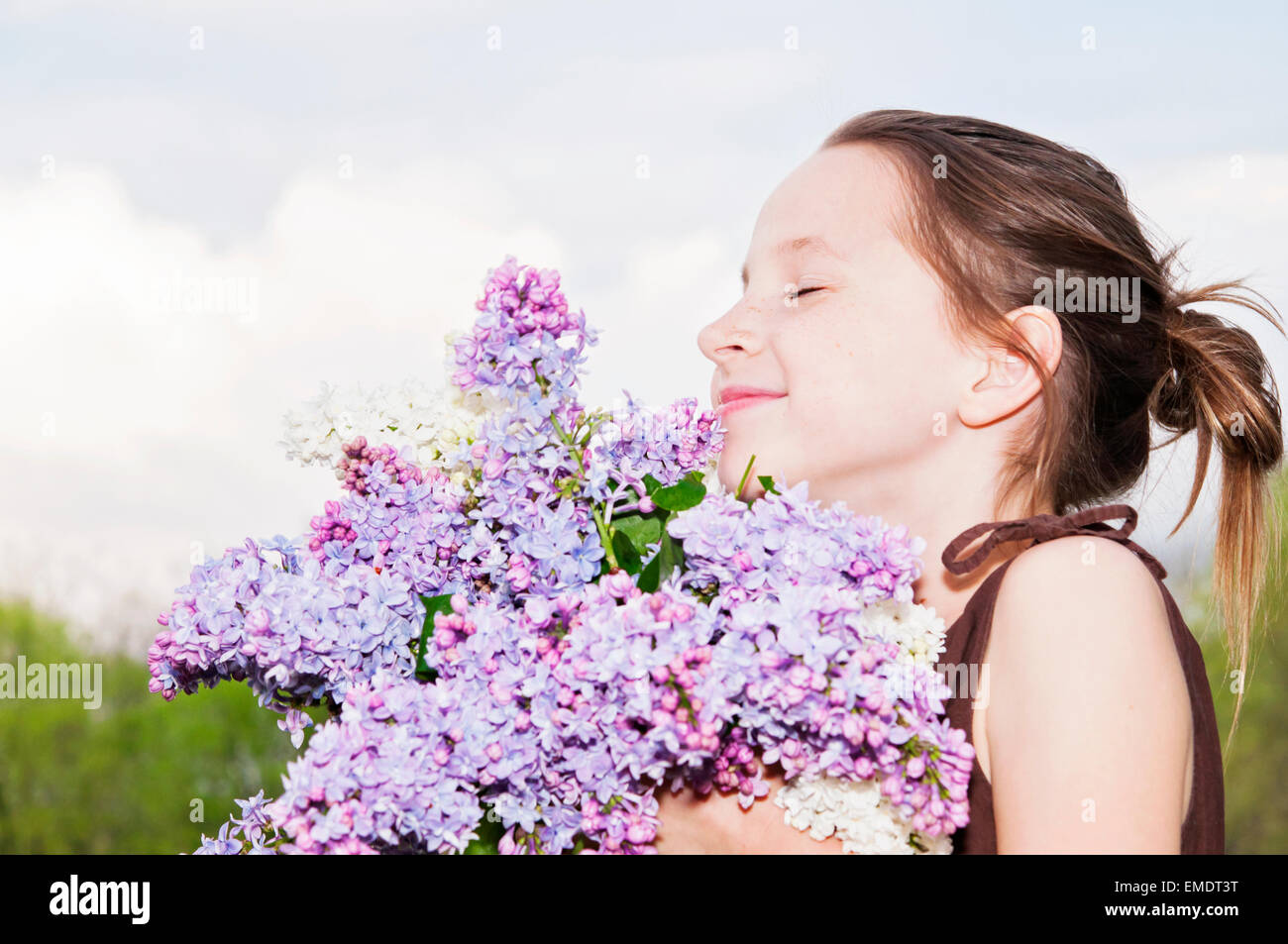 Smelling flower -Fotos und -Bildmaterial in hoher Auflösung – Alamy