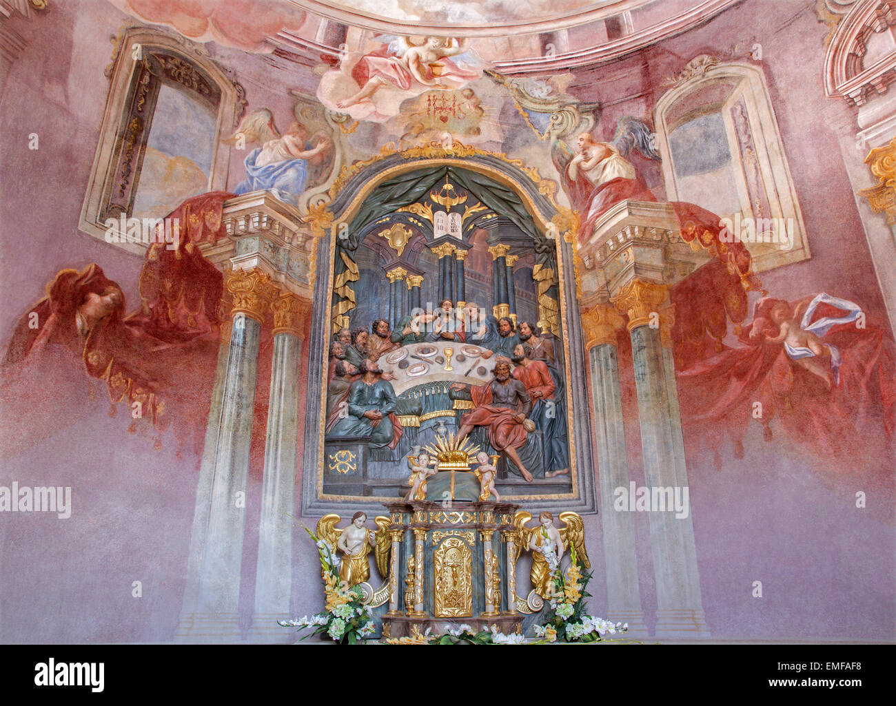 BANSKA STIAVNICA, Slowakei - 20. Februar 2015: Das Fresko und Altar in ...