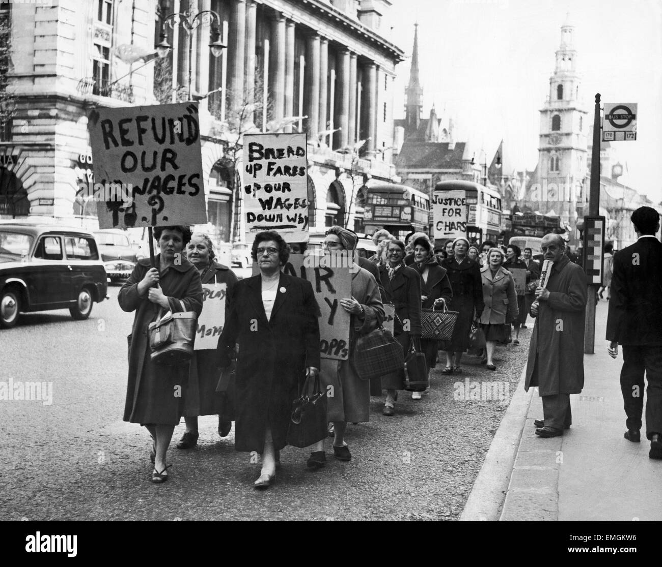 Group of women in 1960s -Fotos und -Bildmaterial in hoher Auflösung – Alamy