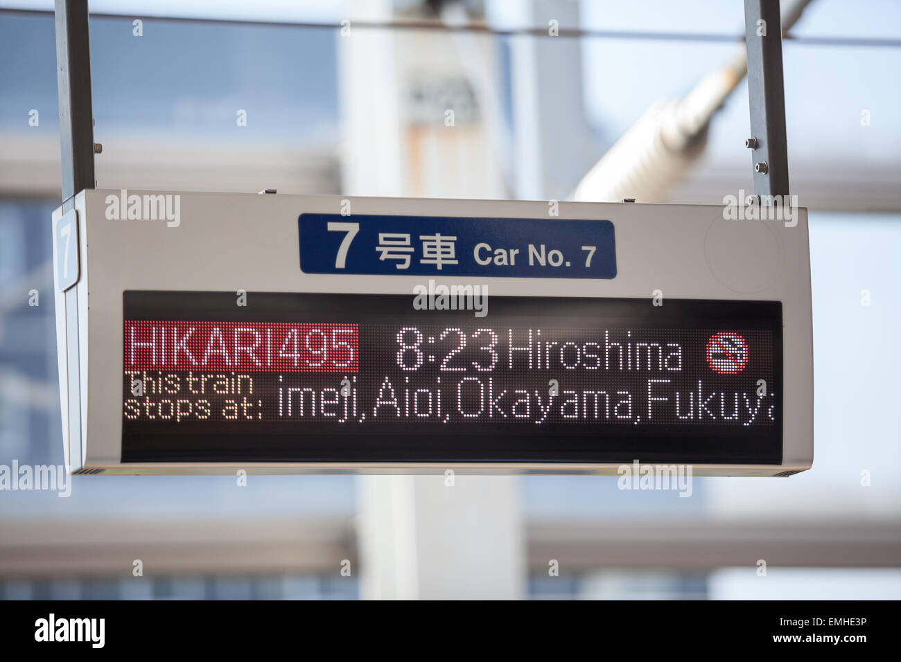 Info-Tafel ist am Bahnhof in Tokio mit dem Hikari ausdrückliche ...